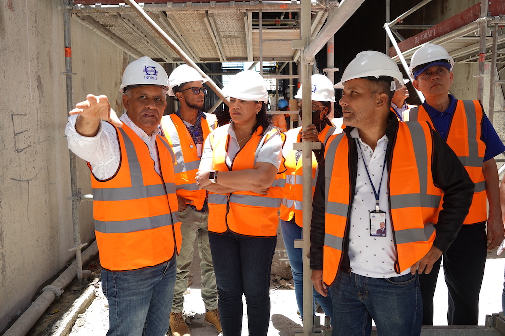 Técnicos del MEPyD verifican avances en la presa Montegrande