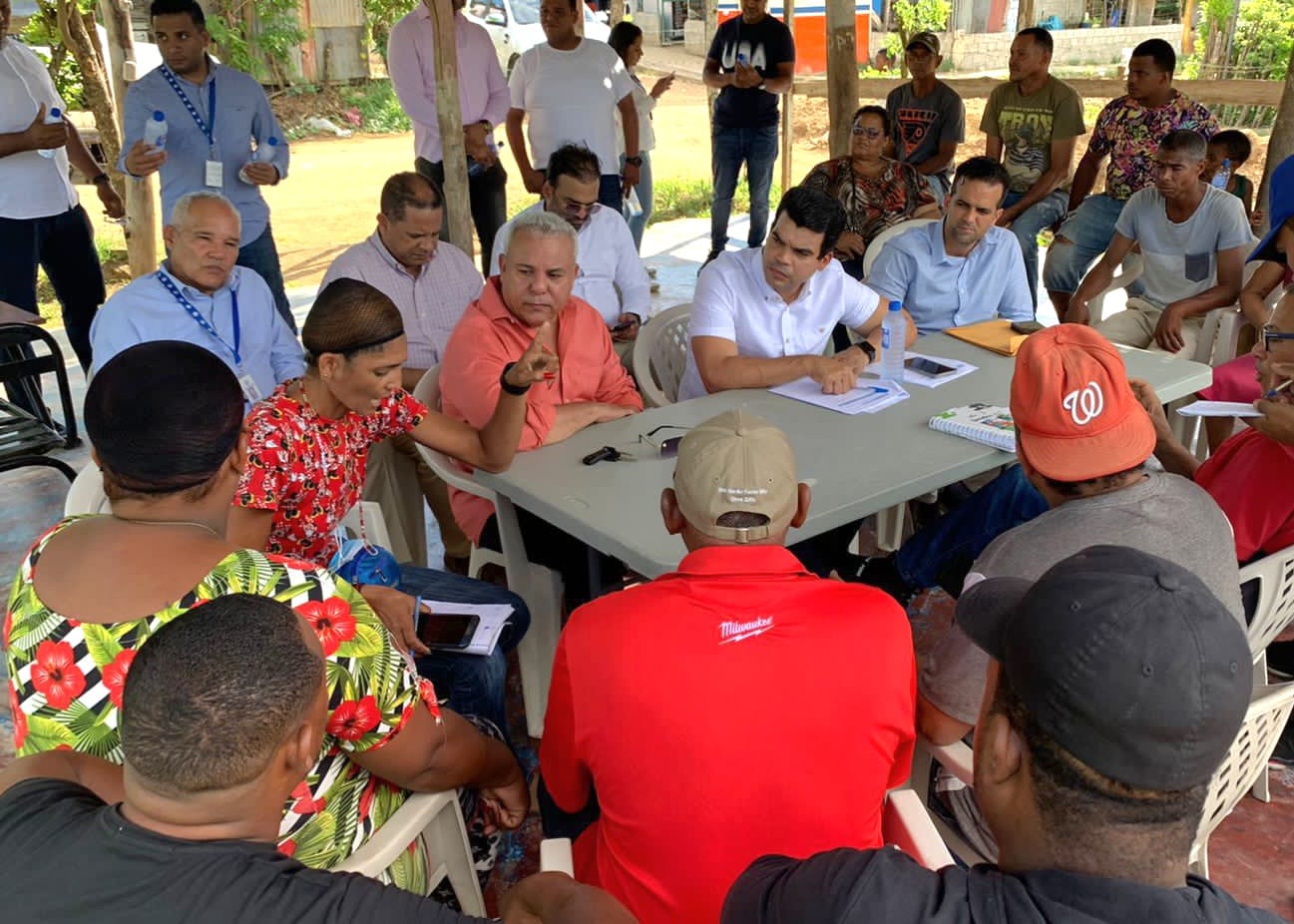 Director de INAPA encabeza encuentro comunitario, lleva soluciones ...