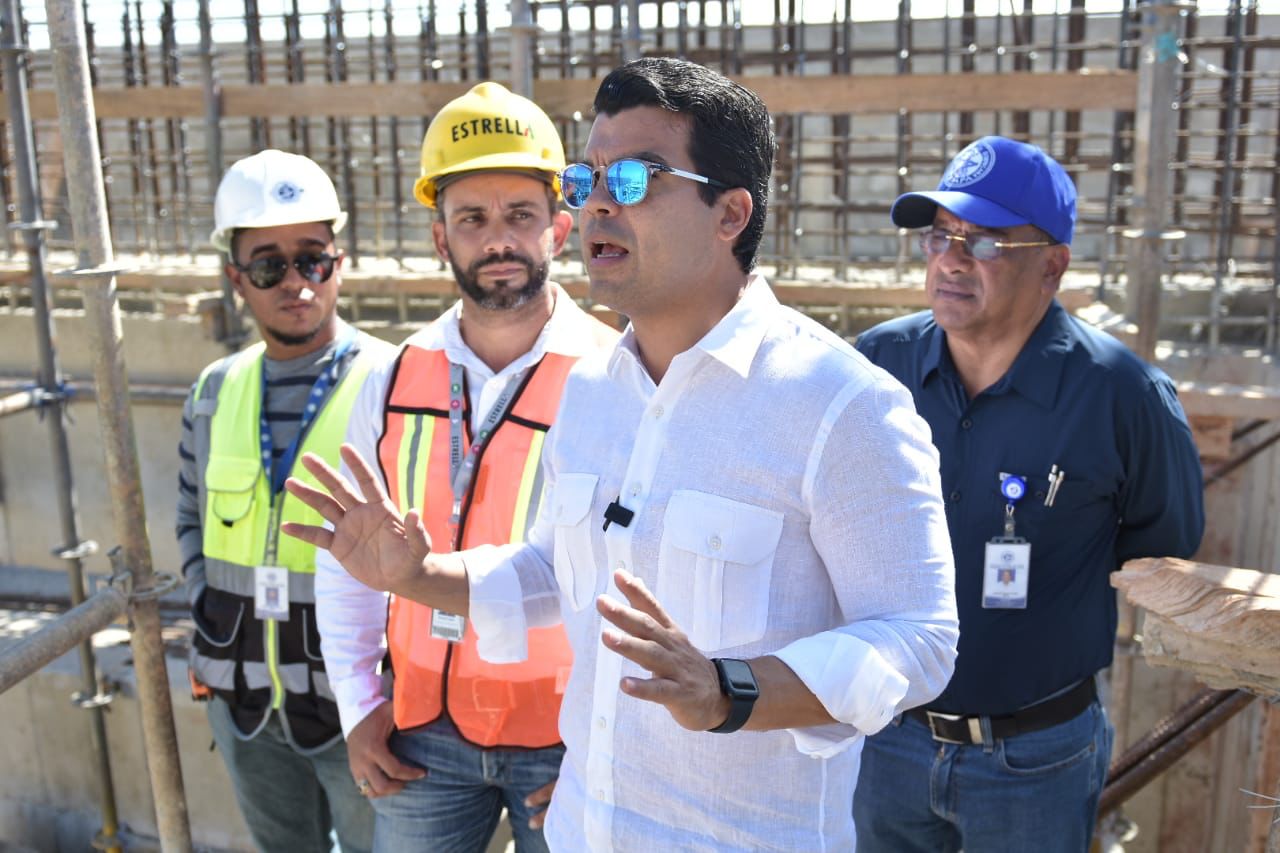 Director INAPA supervisa trabajo de cisterna de bombeo satisfacer ...