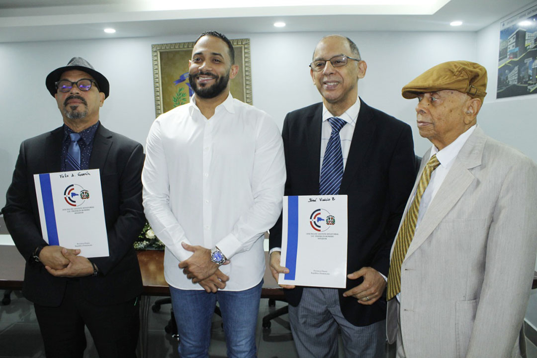 Ganadores concurso literario Manuel Mora Serrano reciben sus premios