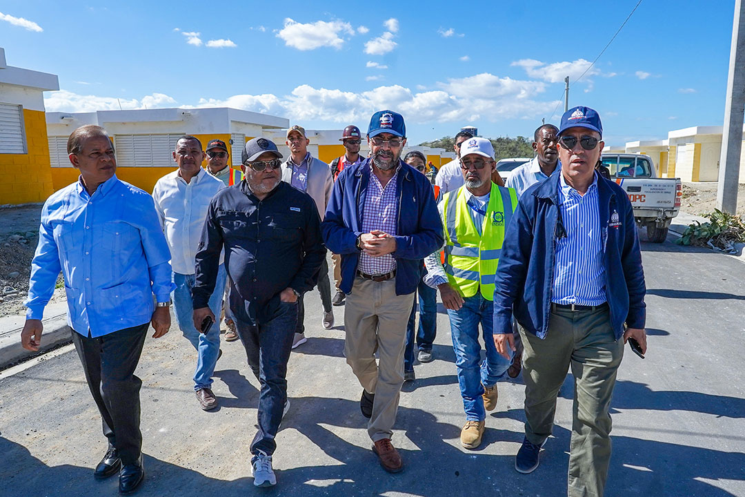 Gobierno supervisa construcción de viviendas en Monte Grande