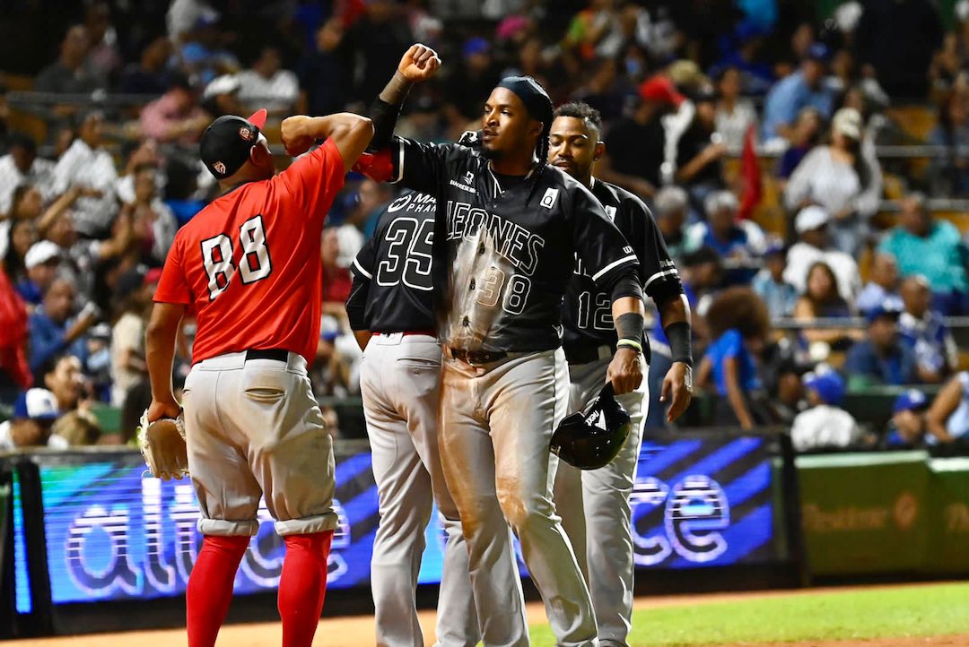 Escogido celebra aniversario 102 con firmas de peloteros claves