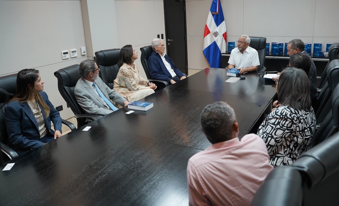 El MINERD recibe donación del Diccionario del Español Dominicano