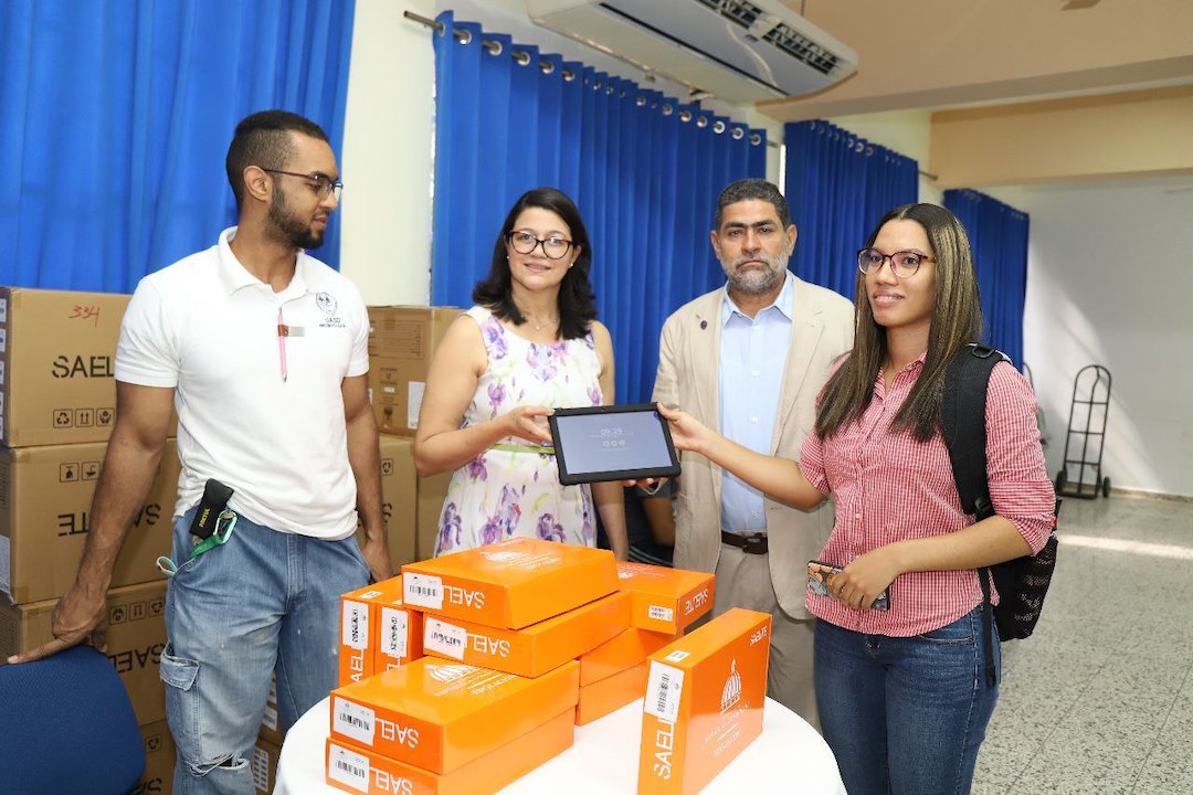 Inician Entrega de más de 6 mil tabletas a estudiantes UASD SFM