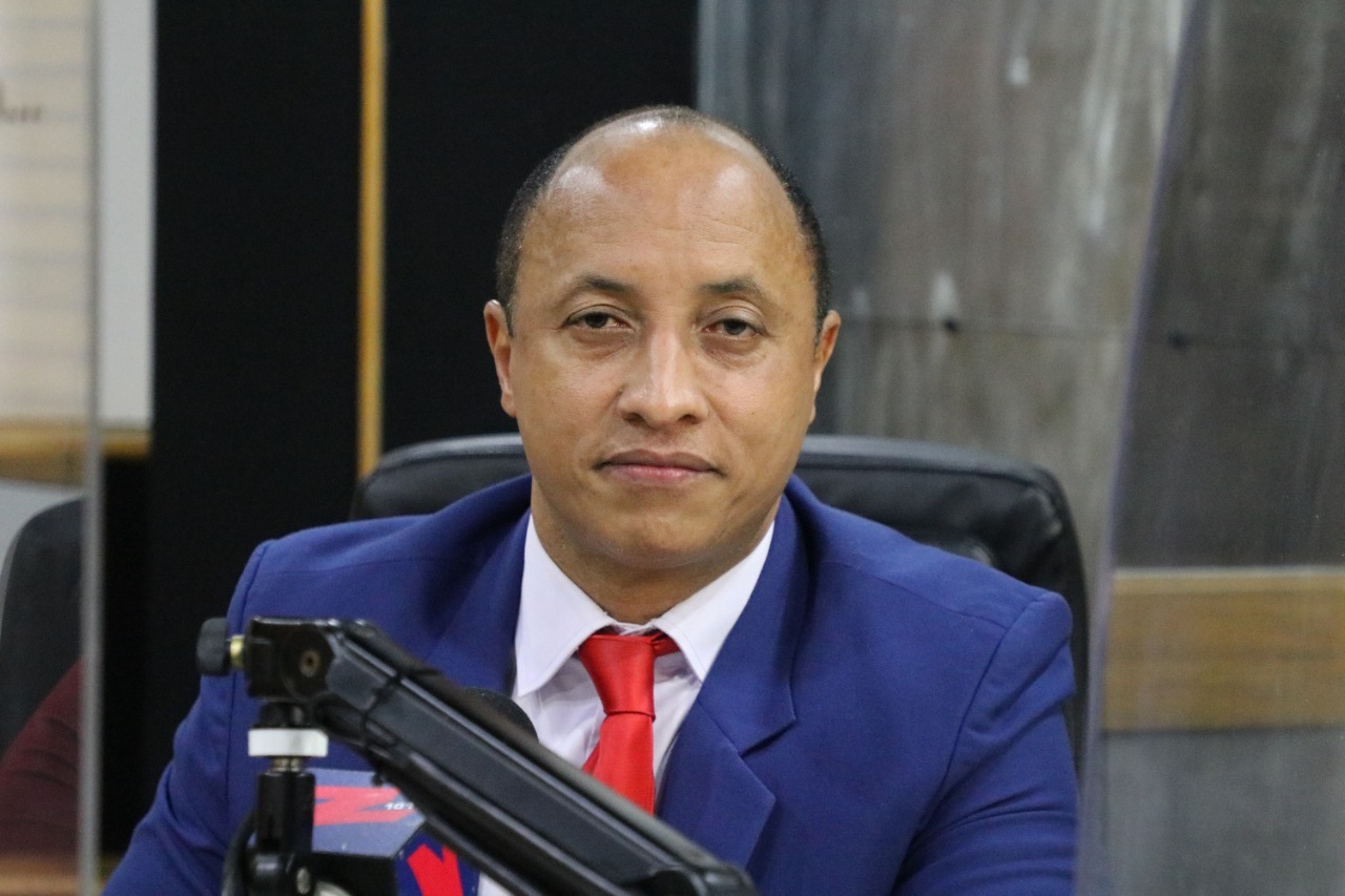 Periodista Elvis Lima denuncia sectores impulsan campaña sucia en contra del presidente Luis ...