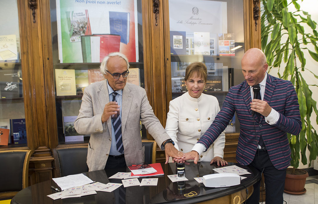 Embajada Dominicana en Italia inaugura exposición “Mensajeros del Arte ...