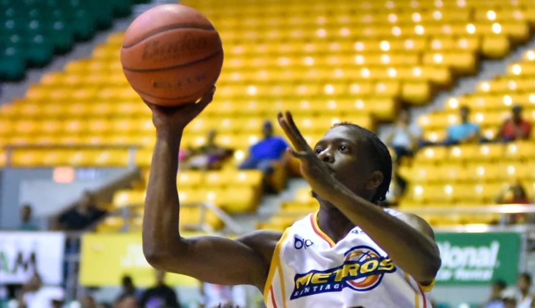 Metros, solos en la cima al derrotar a los Marineros